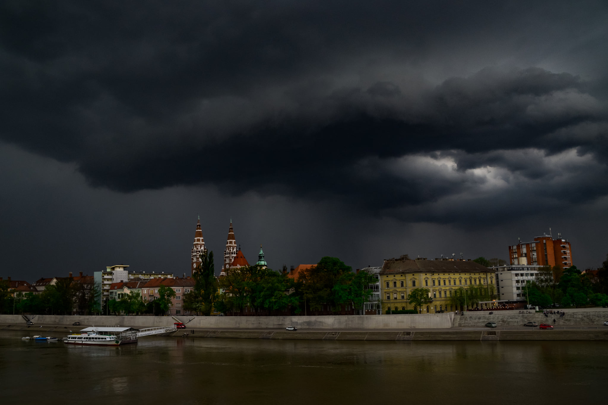 Heves zivatar a határon: jégeső, szélvihar! - MetKép